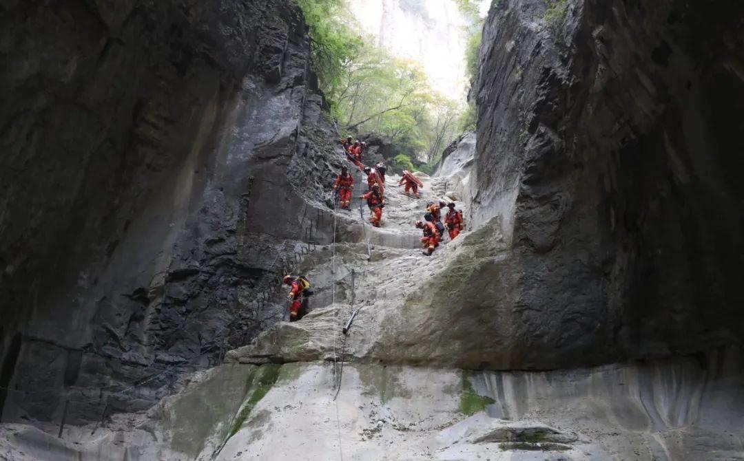 High-altitude rescue extreme challenge: Jincheng detachment uses swords ...