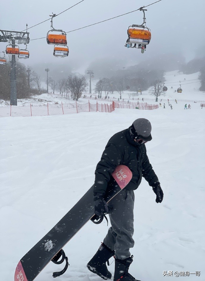 Taking advantage of the ice and snow boom, the handsome boy shoots a ...