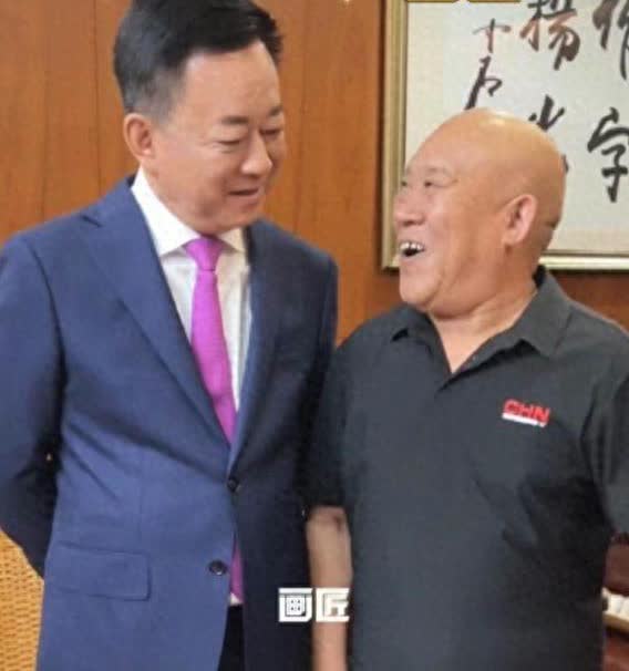 CCTV host Zhu Jun made a stunning appearance during the Mid-Autumn ...