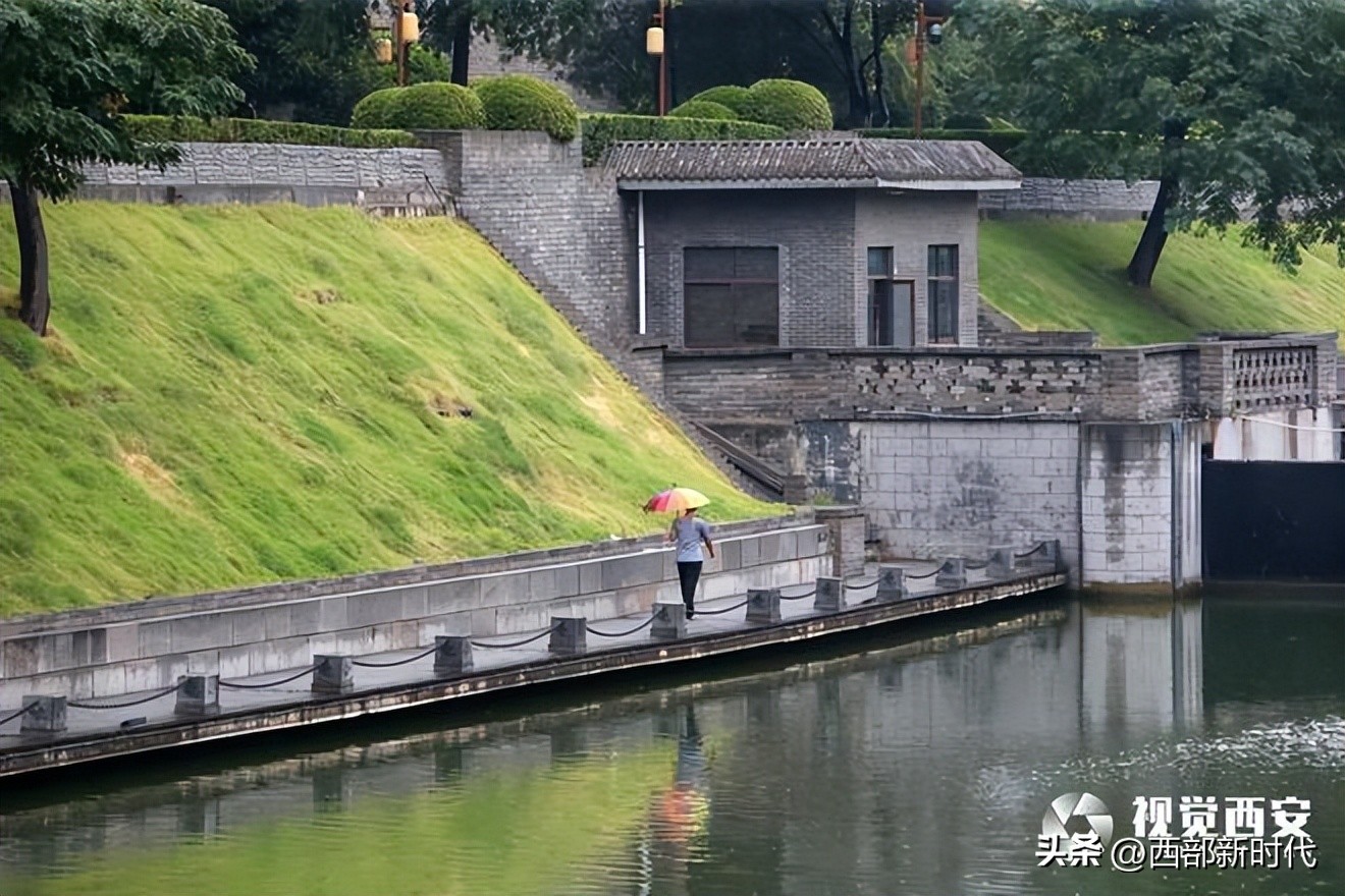 Walking through the moat in the rain is a delightful sight to behold ...