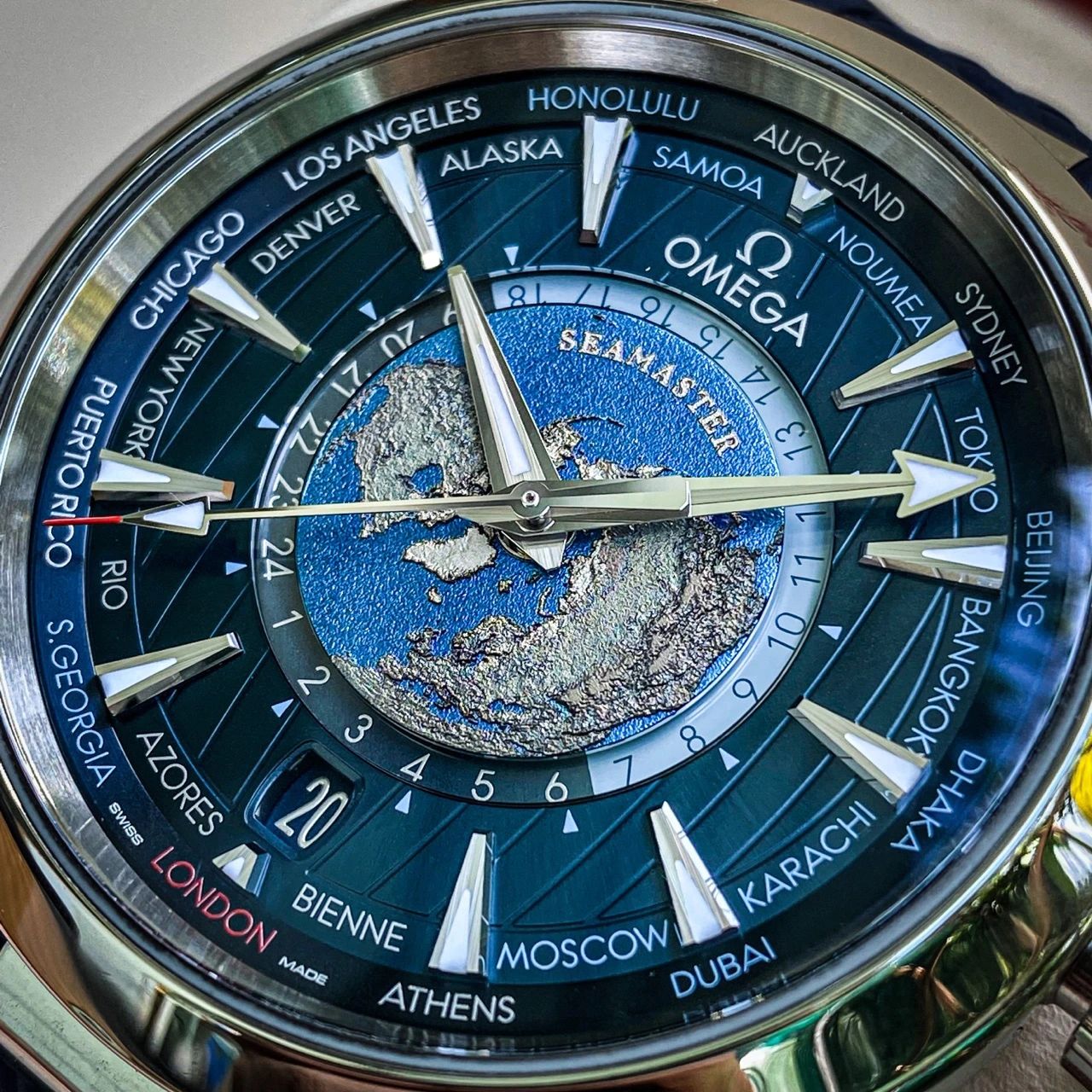 I put the world in my bag to appreciate the beauty of Omega World Time ...