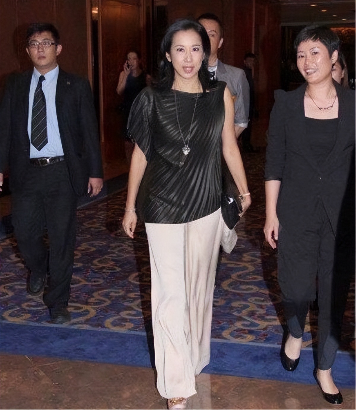 There is a big gap between Zhu Lingling and Zhao Yazhi when they grow ...