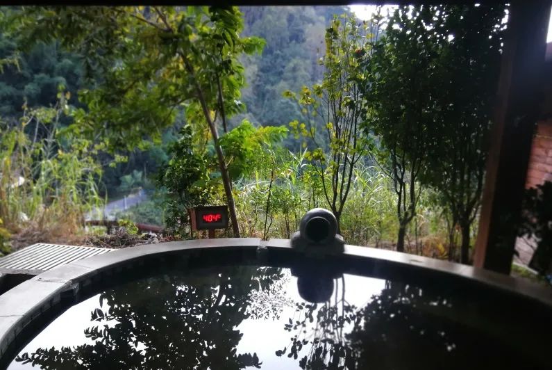 What are the ways in which hot spring resort design highlights the ...