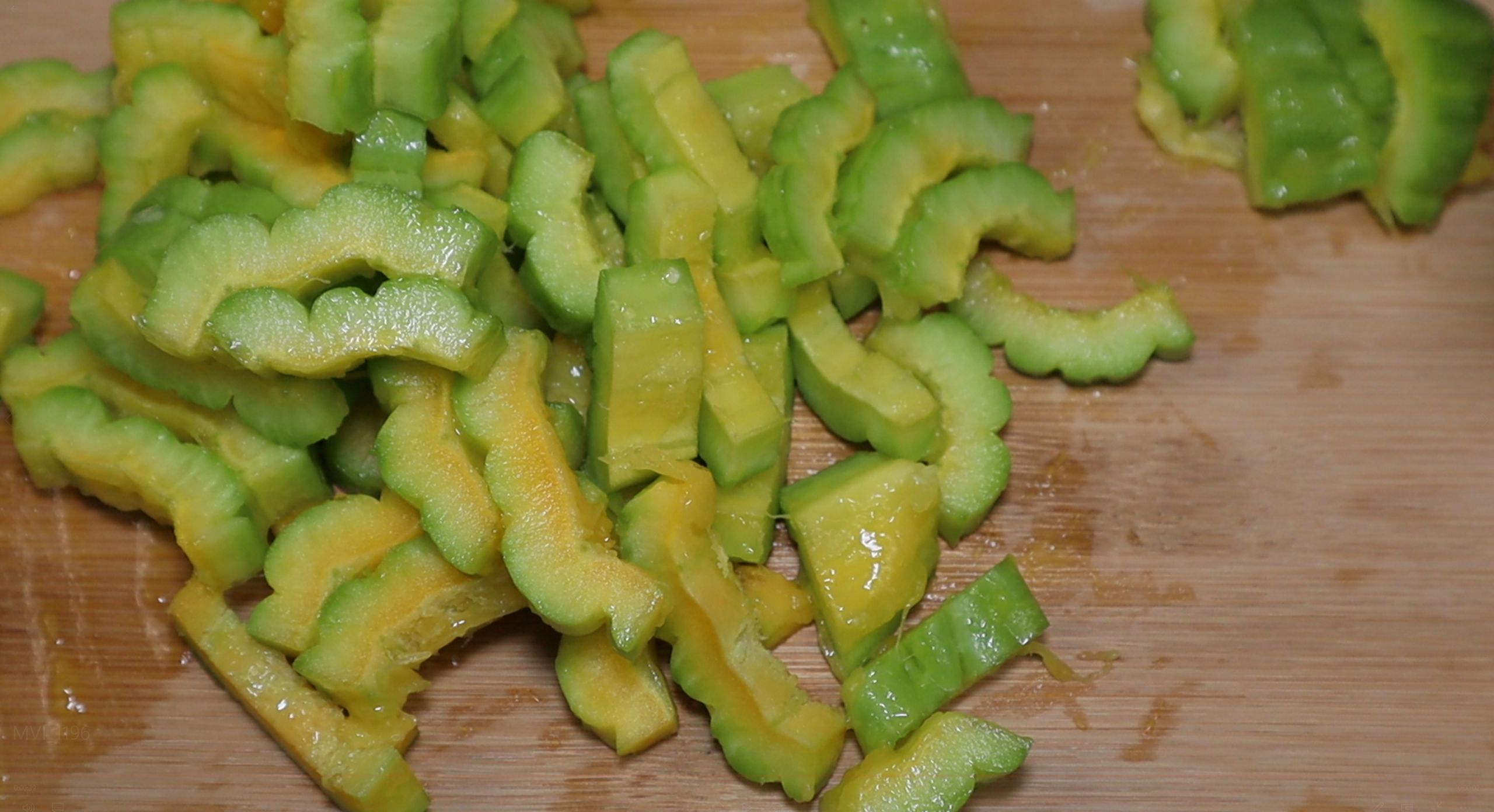 Eating bitter gourd in the dog days, you eat it like I do, it clears ...