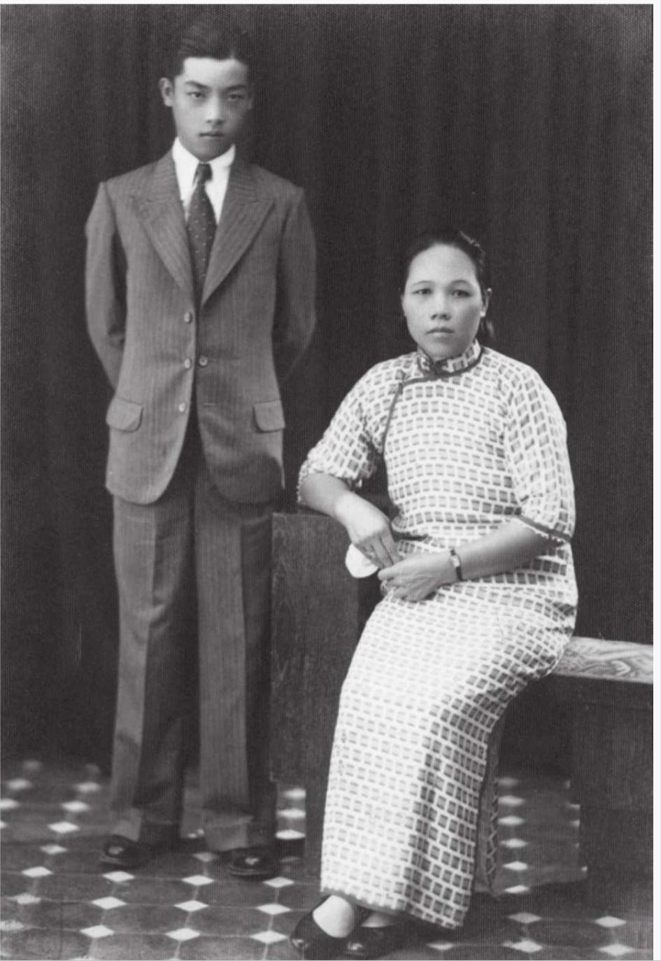 Li Zongren's eldest son, Li Youlin, cried bitterly at his mother's ...