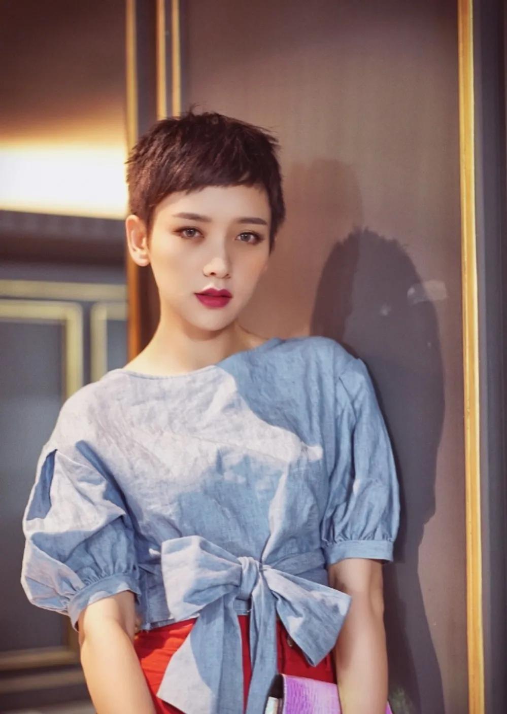 Host Li Xiaofeng: Extraordinary temperament, elegant and generous - iNEWS