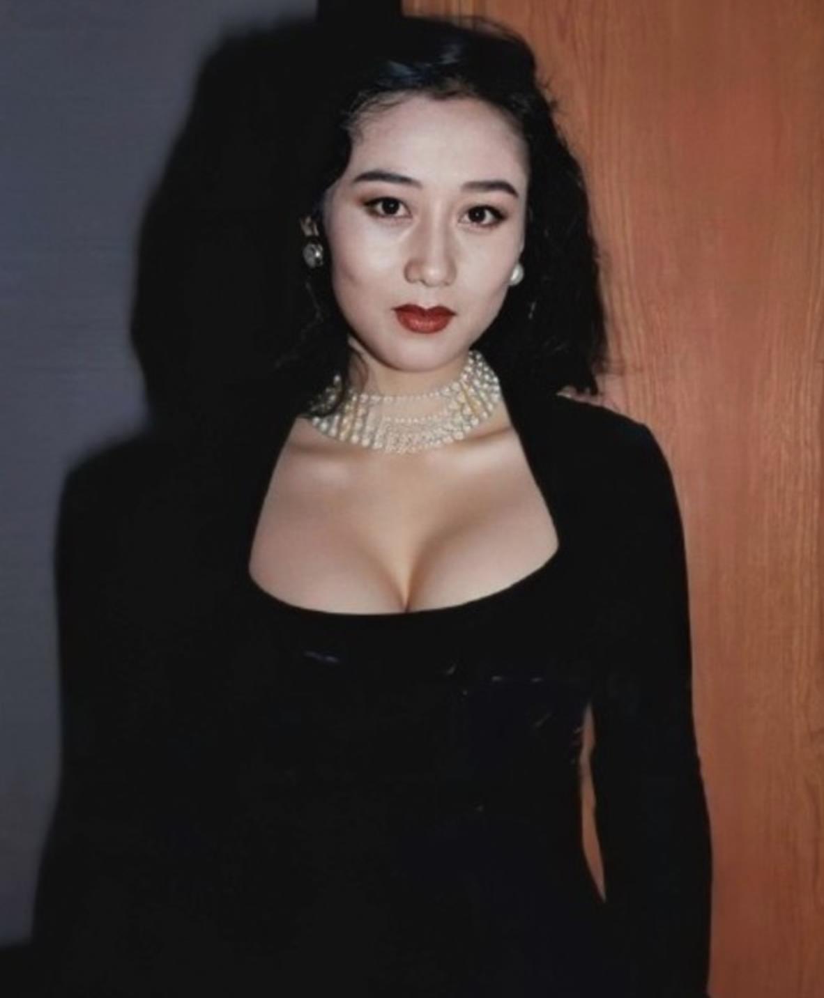 Li Lianjie's 23-year-old daughter released recent photos. She looks charming with red lips and a ...