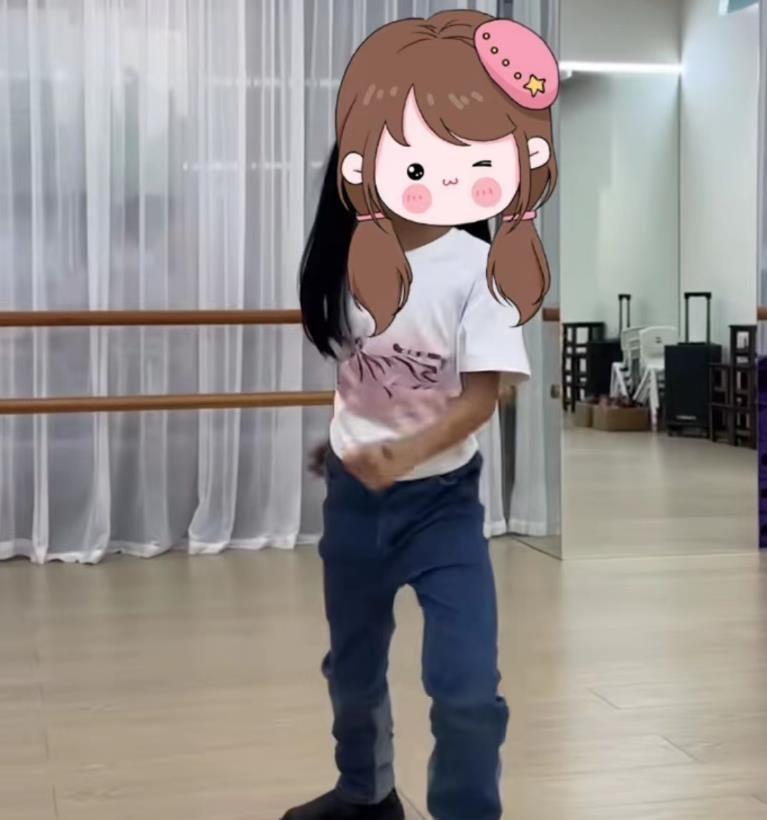 Little Princess Mi Liwu smiles lightly, her youthful beauty is not ...