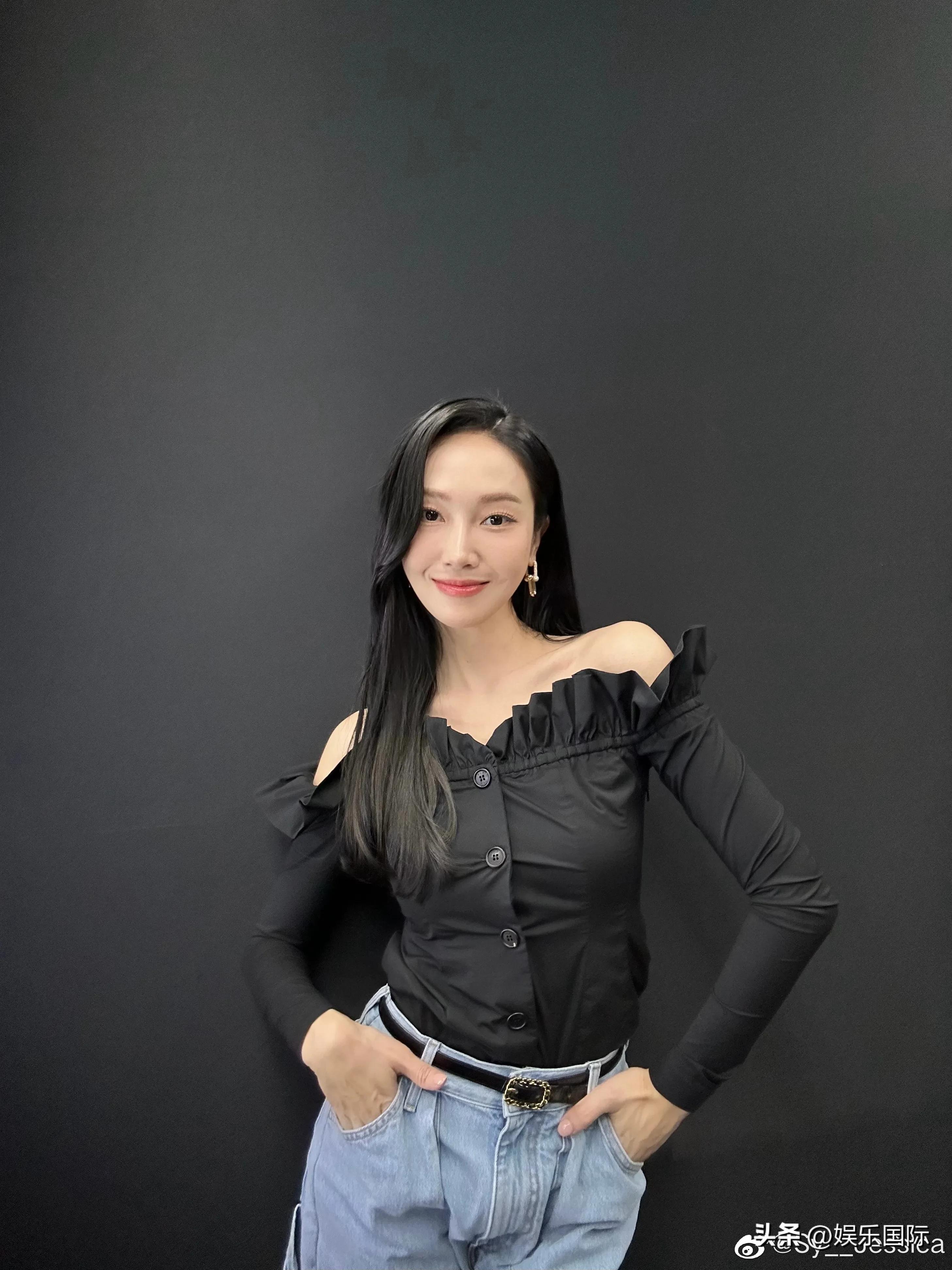 Jung Soo-yeon wears a one-shoulder shirt and shows off her collarbones in six consecutive shots ...