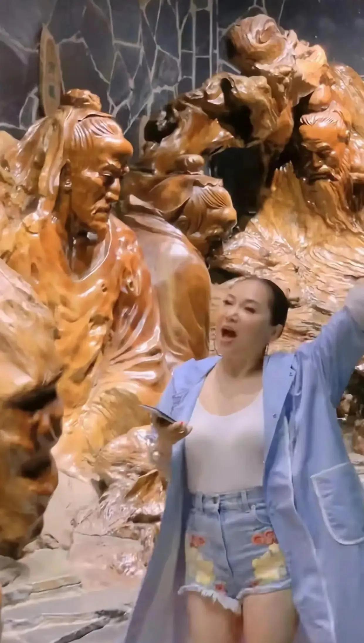 The female star's dressing style is too cool, and the netizens who used ...