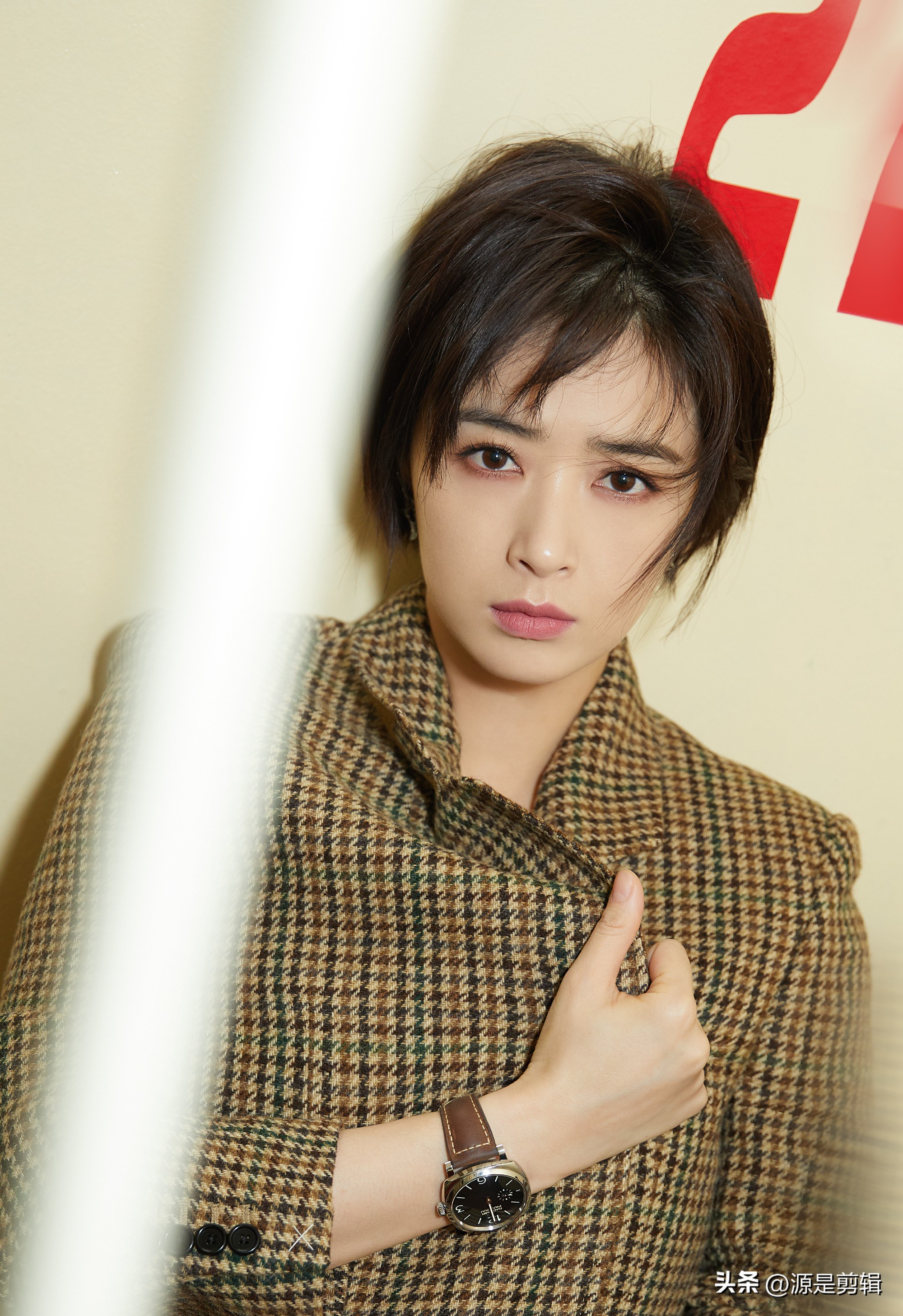 Jiang Xin is mature and stable in a plaid shirt and top on the balcony ...