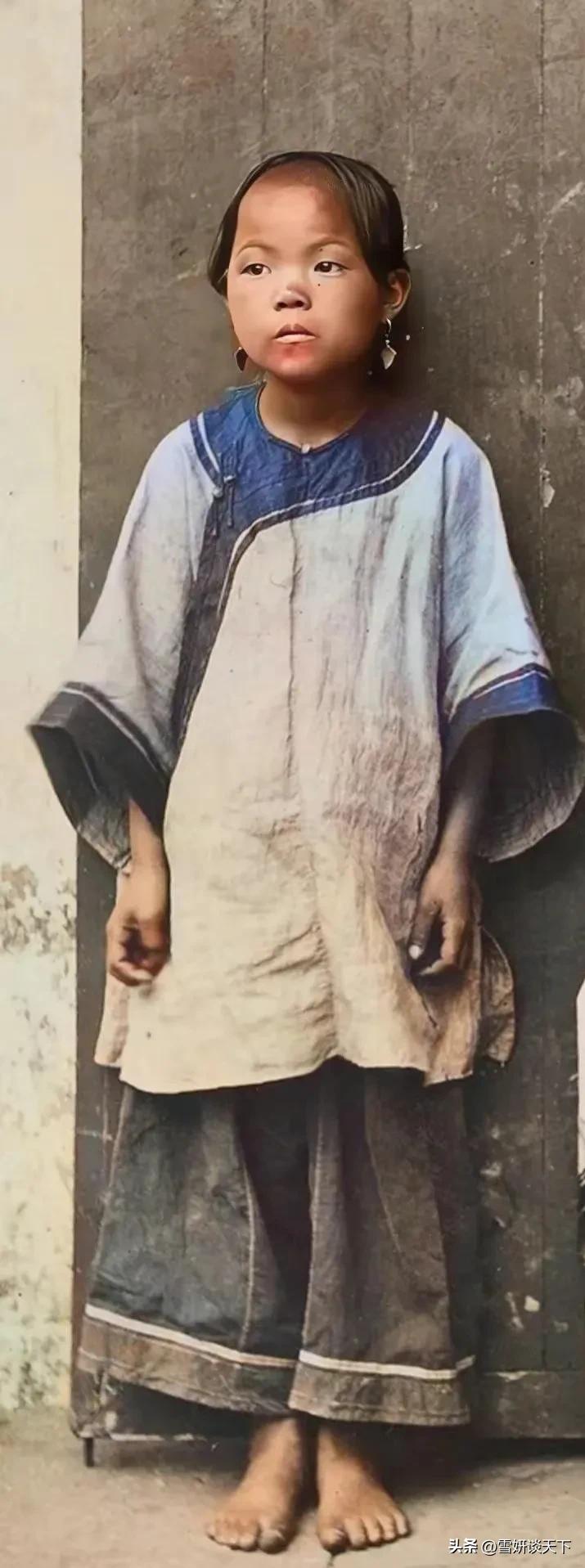 The rich lady and her maids, the most noticeable thing is their feet ...