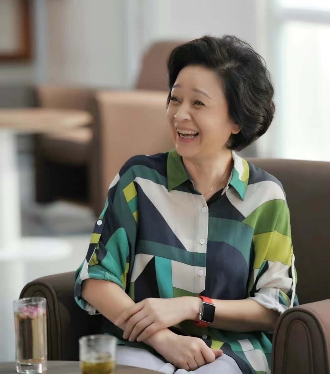 64-year-old Liu Lili is aging gracefully: her hair is slightly curly ...