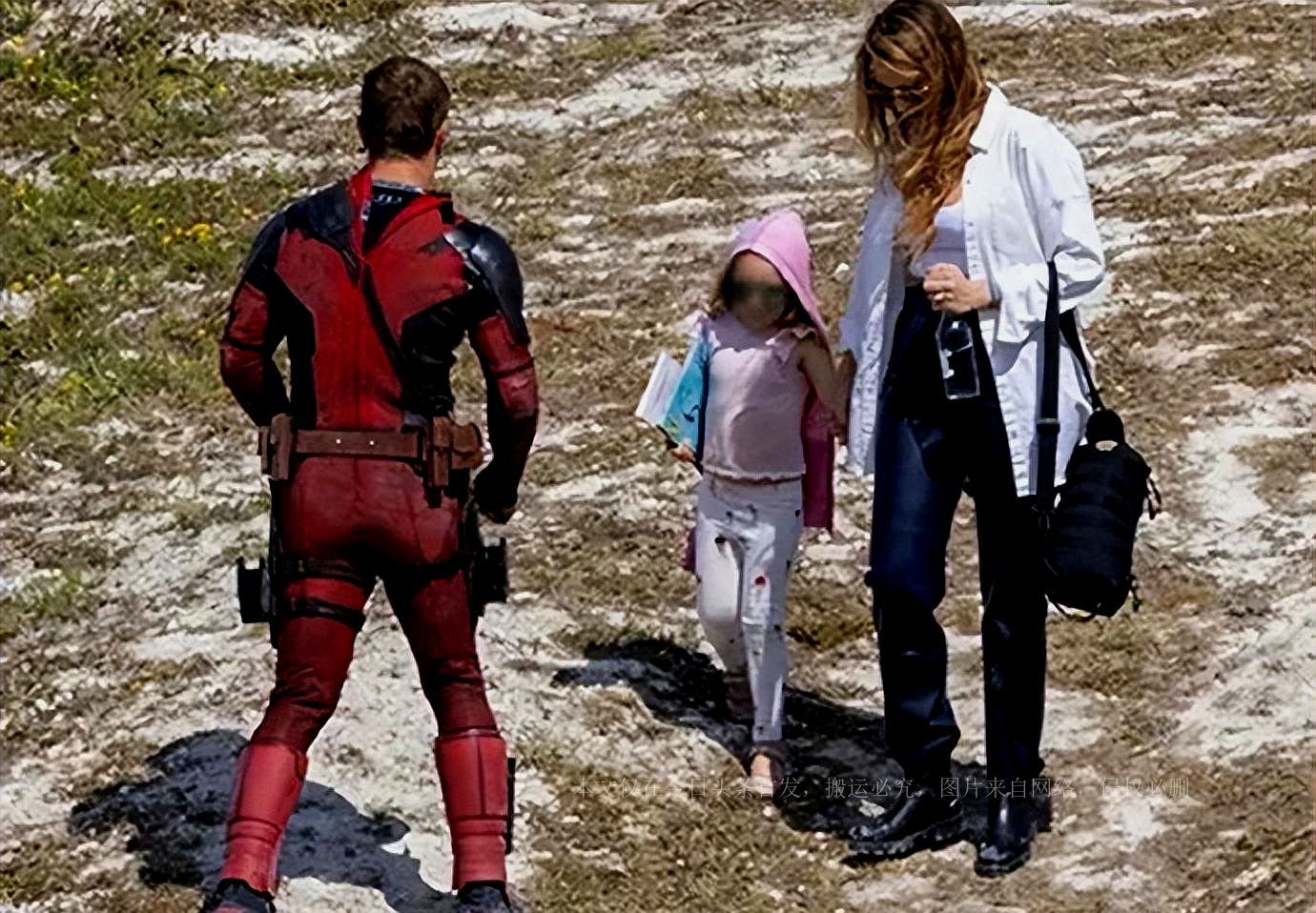 "Deadpool 3" Deadpool was defeated by Wolverine and knelt down to beg ...