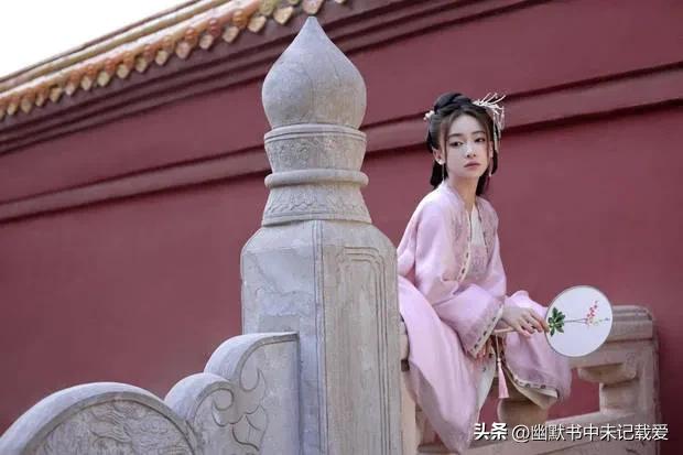 Wu Jinyan dressed in pink ancient clothes, elegant and fresh, hand ...