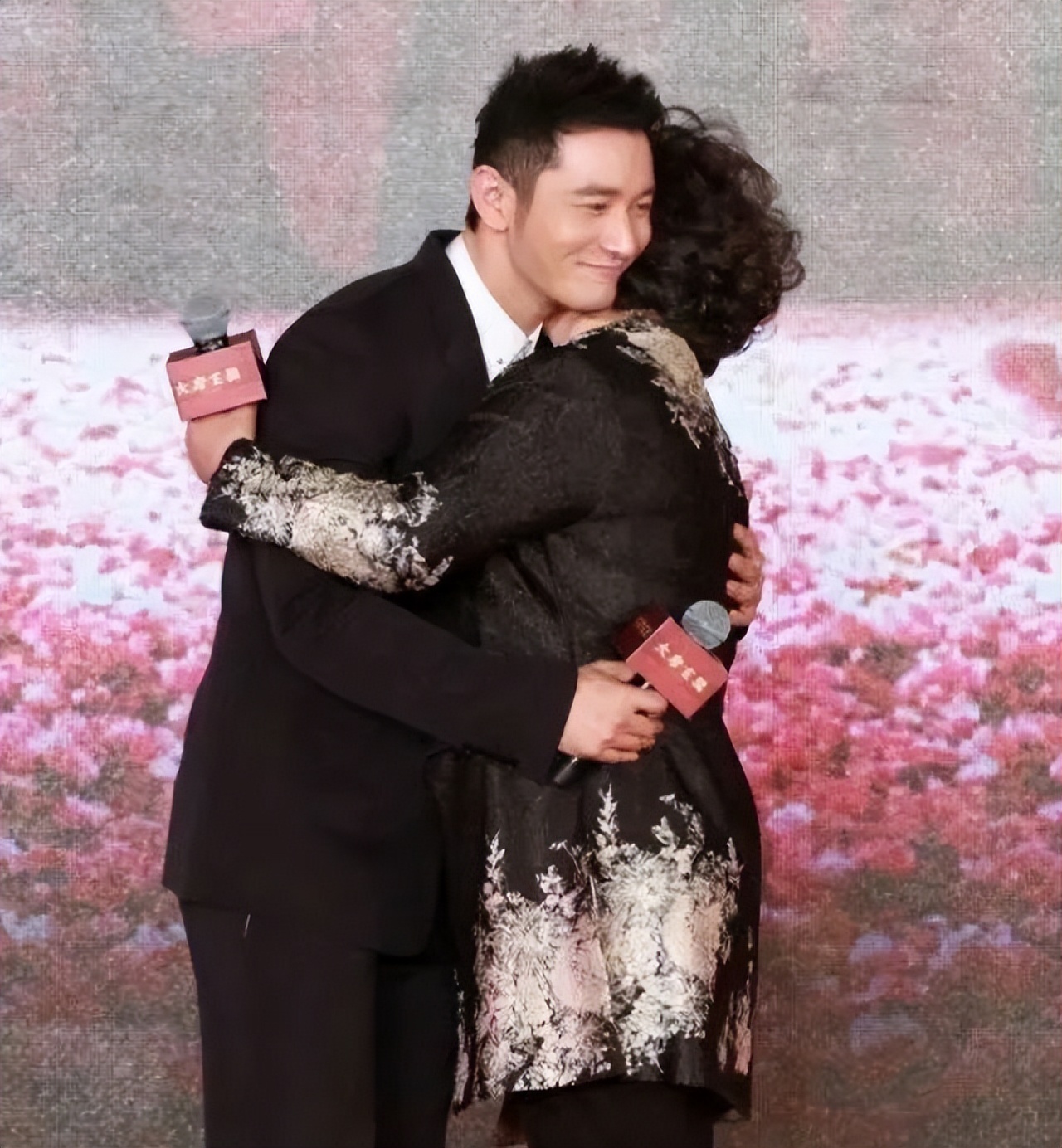 70-year-old baby muscle, Huang Xiaoming's mother is too young! In front ...