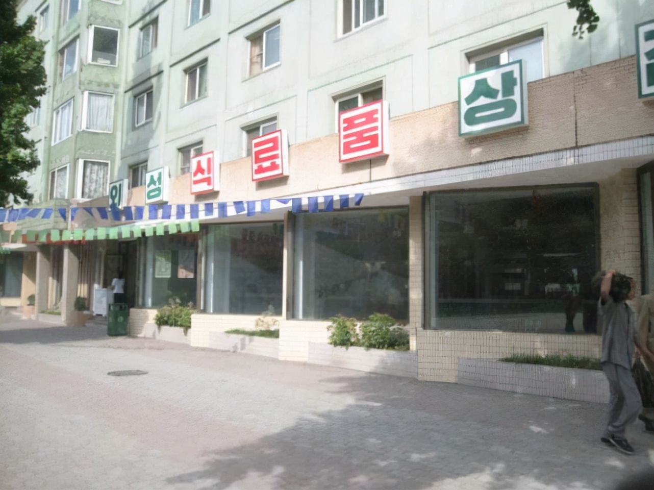 Explore the North Korean state-run stores, what are they selling in ...