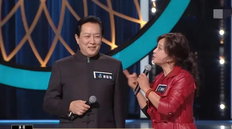 Liu Xiaoqing is in the same frame as Tang Guoqiang!One is more handsome as he gets older, while ...