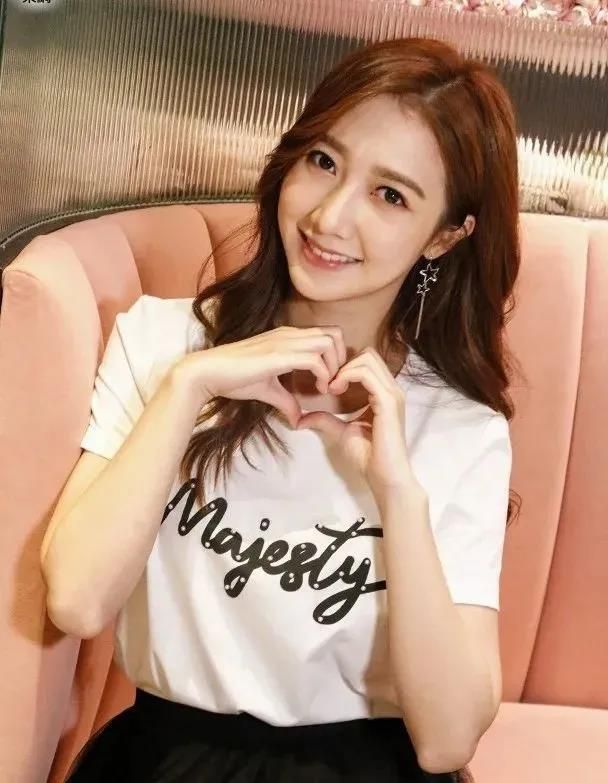 He Yiting, a sweet-looking new TVB flower - iNEWS