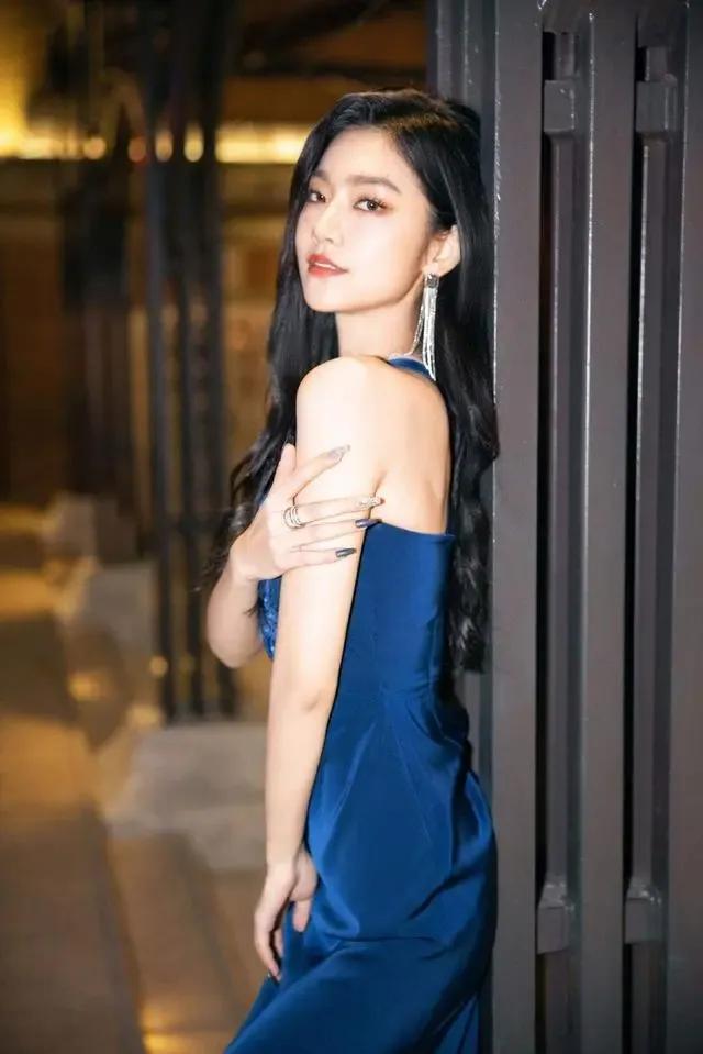 Zeng Keni is charming and charming - iNEWS