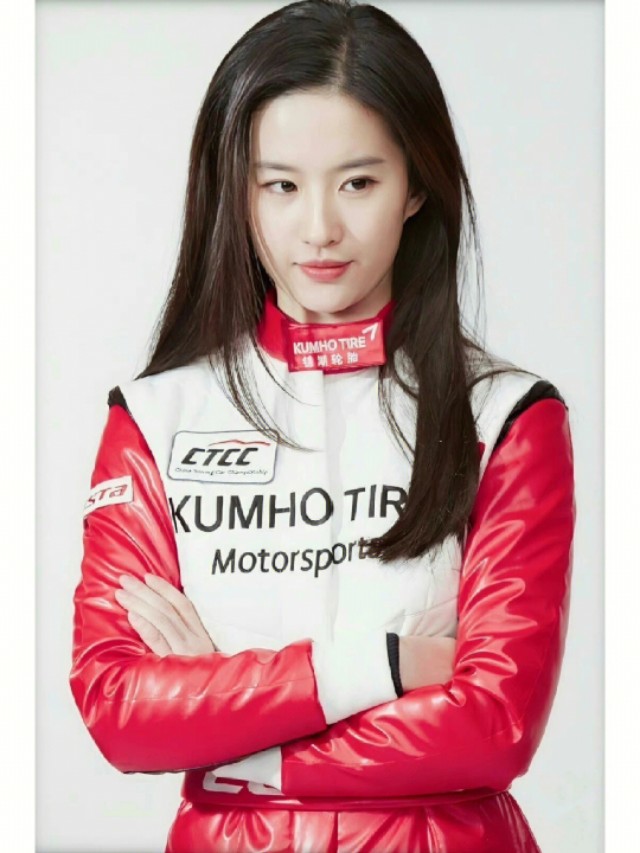 Liu Yifei's handsome racing driver suit blockbuster - iNEWS