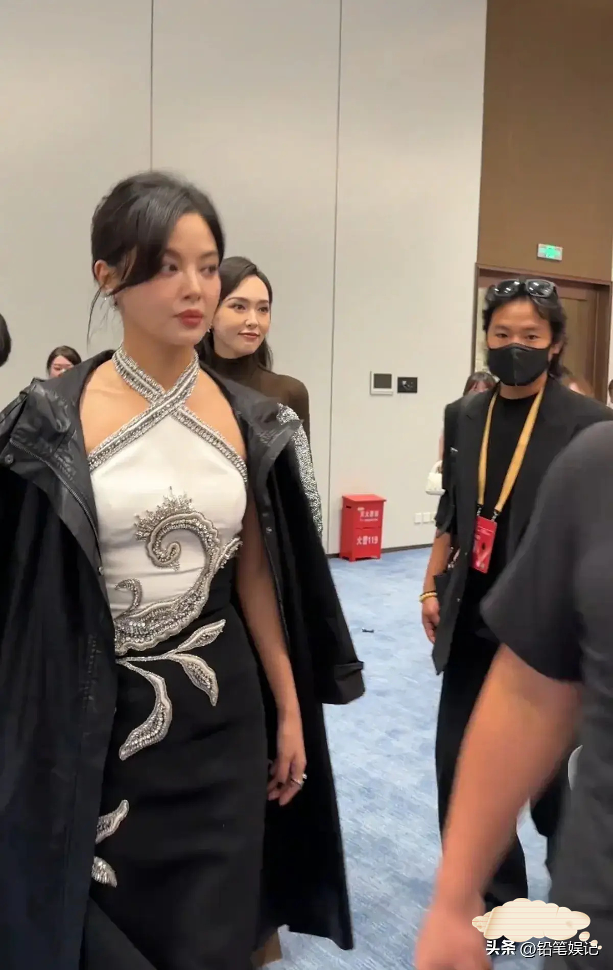 Tang Yan appeared at the Feitian Awards. Seeing Tang Yan's back, we ...