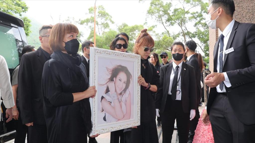 Coco Lee's funeral, the coffin was written back to the original name Li ...