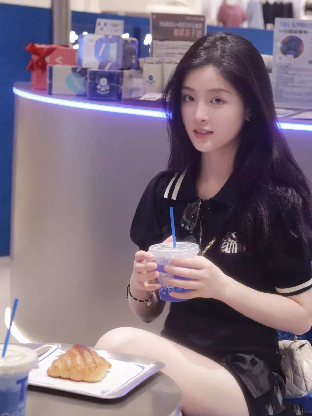 Baby is pretty sweet! Goddess Shen Xinyi - iNEWS