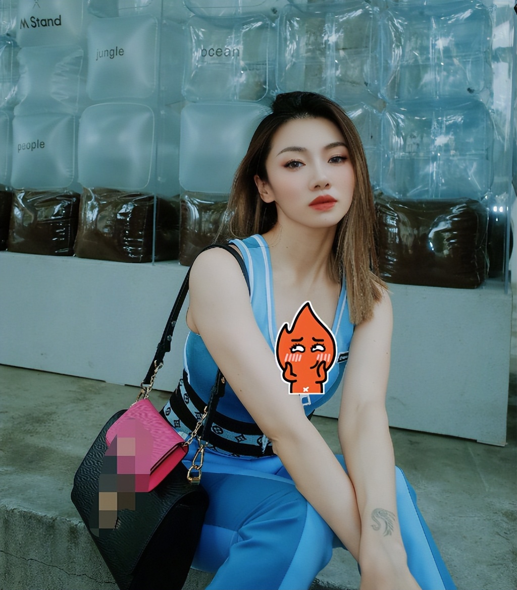 Zheng Kai's ex-girlfriend officially announced her pregnancy!Wearing a halterneck suspender with ...