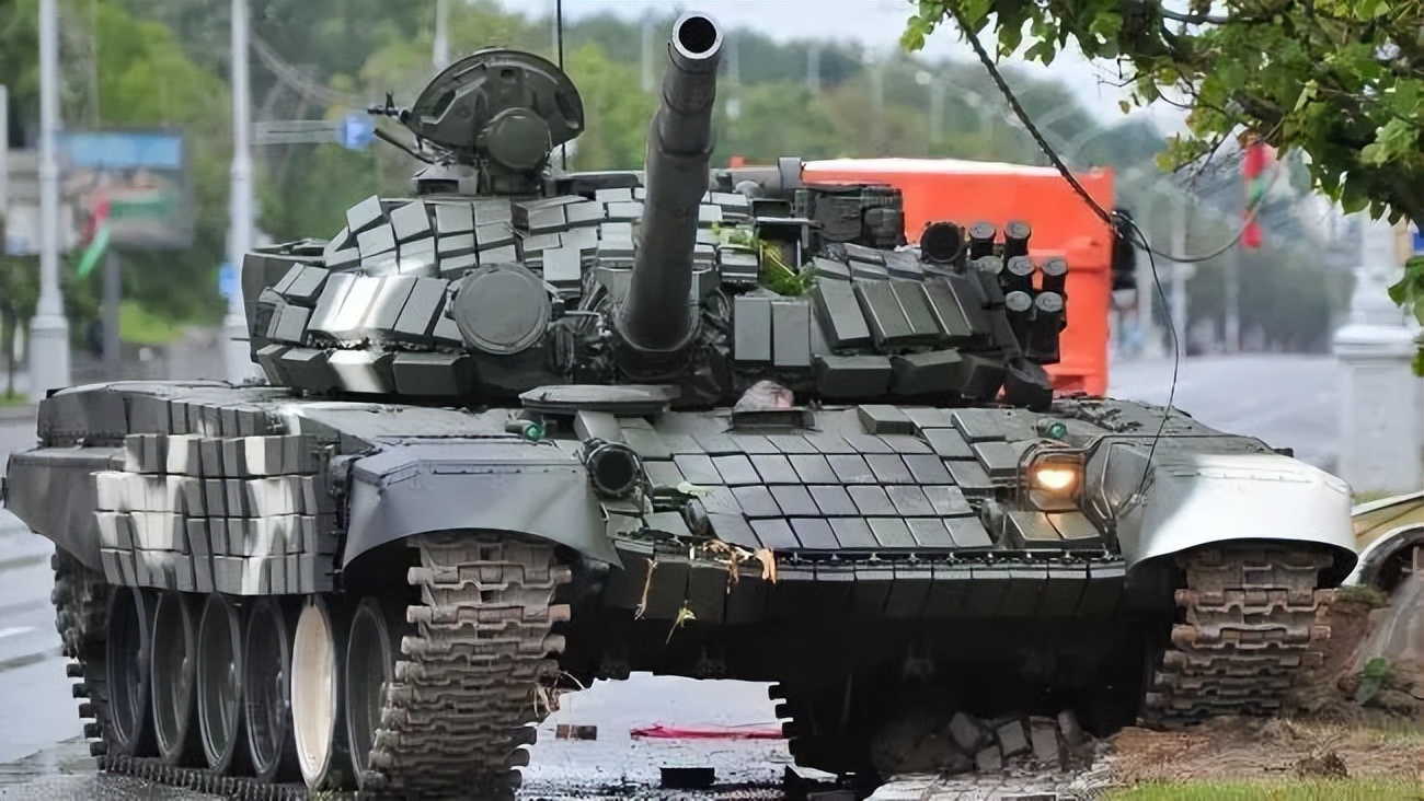 1000 rounds of cluster bombs smashed wildly! Hundreds of battle armors ...