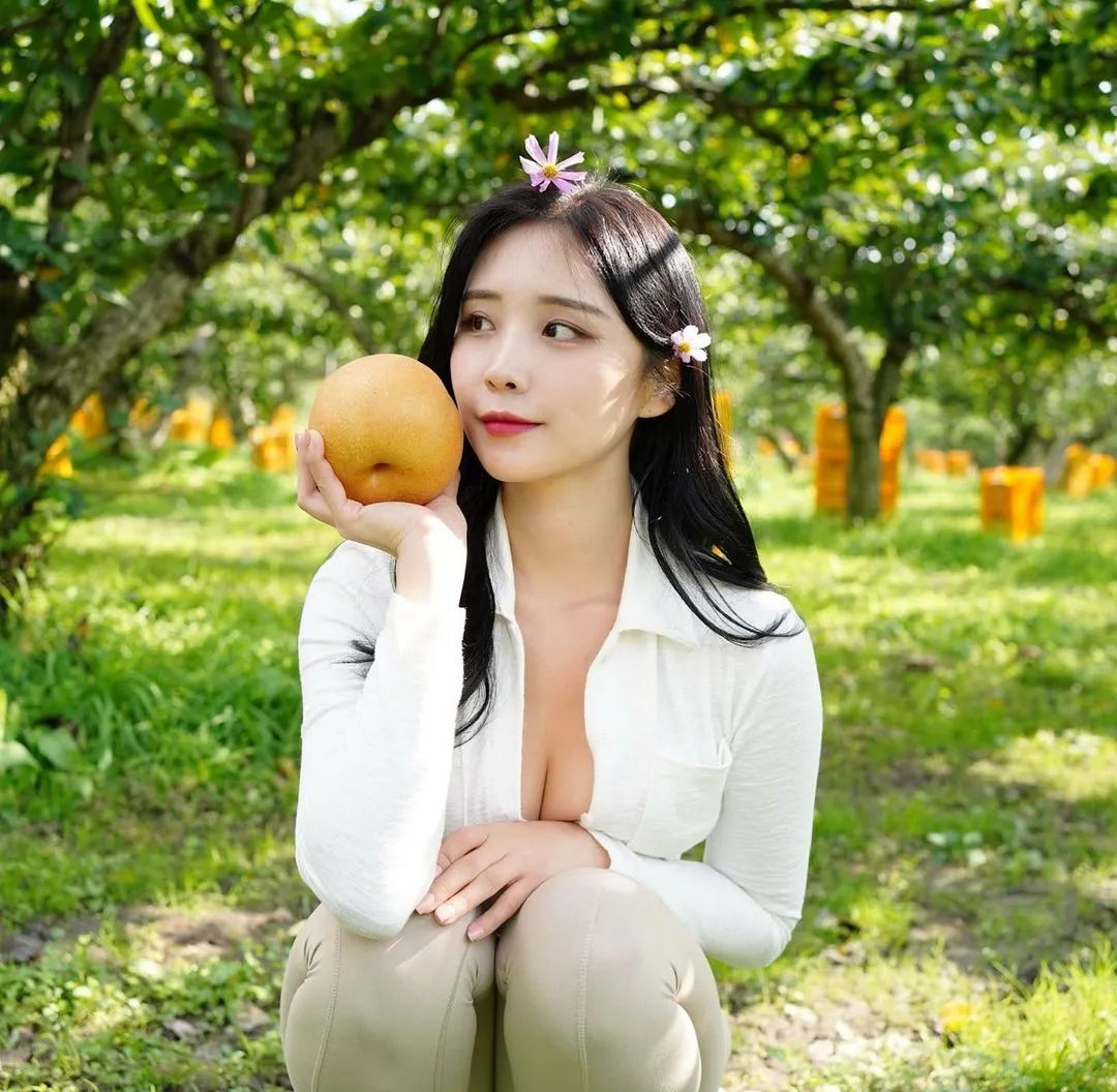 Sexy and charming yoga teacher GgotBBang - iNEWS