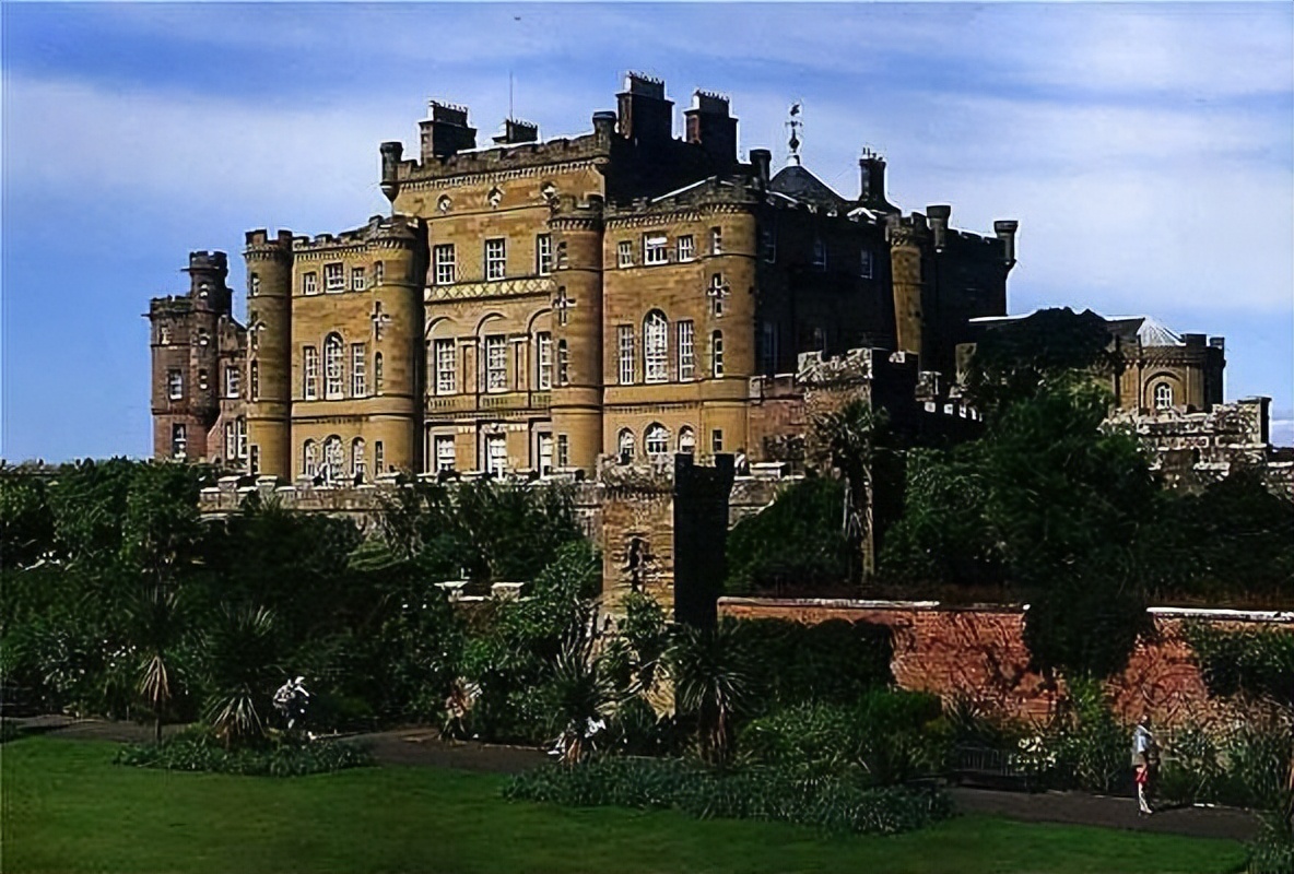 How did Western European castle architecture and art evolve? - iMedia