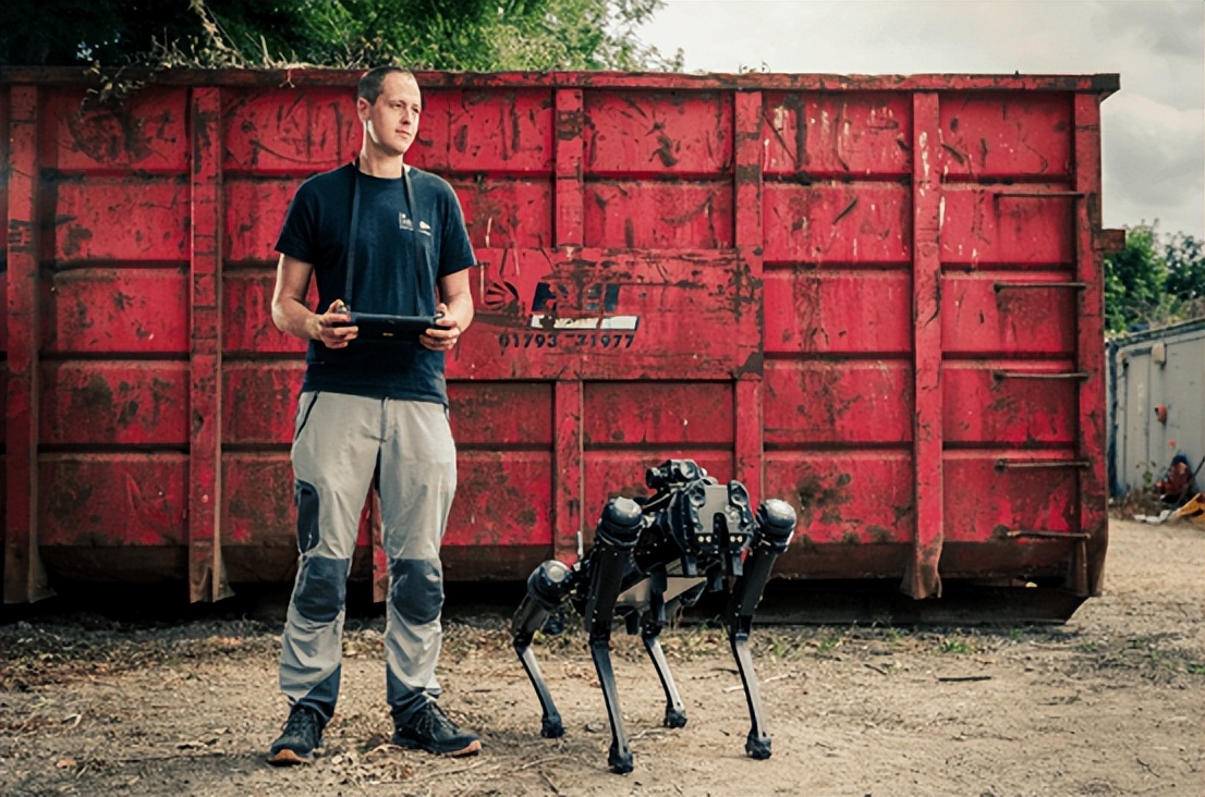 The British army is equipped with "ghost V60" patrol robot dogs. - iNEWS
