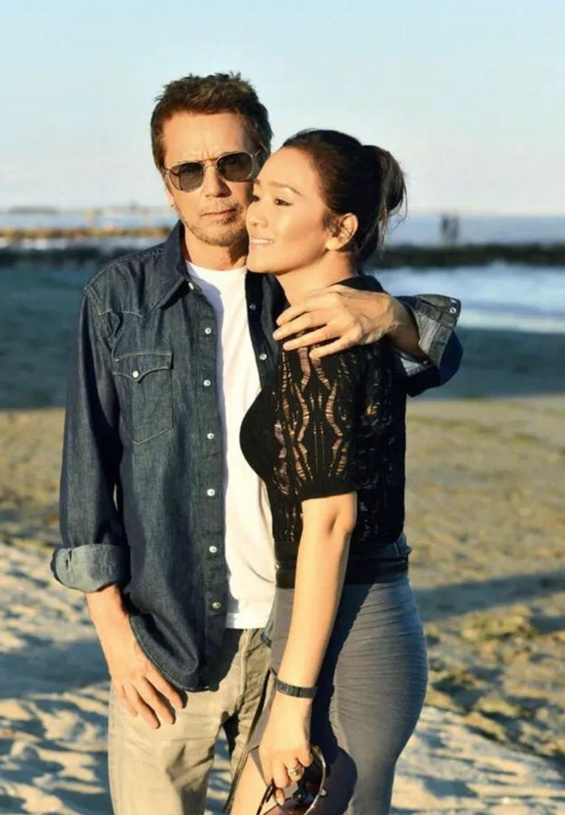 Gong Li and his wife are on vacation at the seaside, wearing a lace ...
