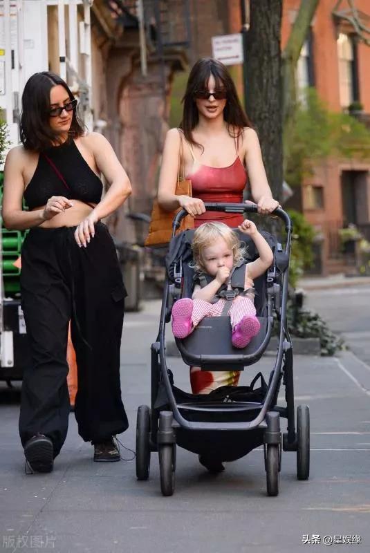 Emily Ratajkowski went out for a baby walk in New York, wearing a ...