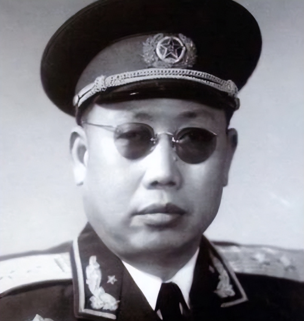 In 1946, Lin Biao rarely lost control of his emotions, kicked the door ...
