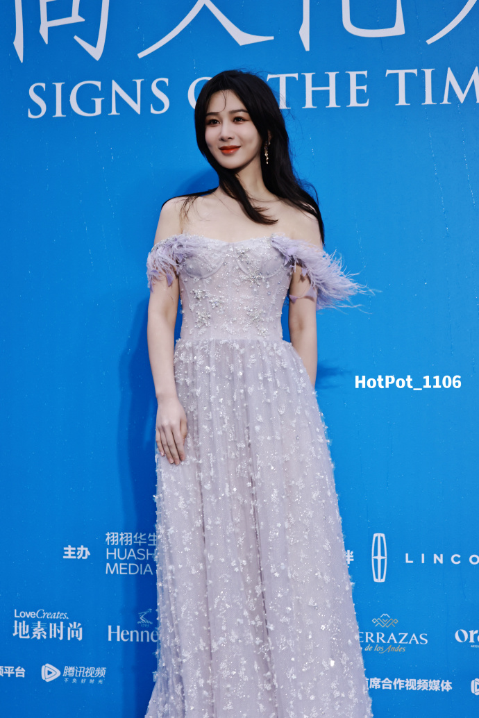 Yang Zi took pictures in the rain on the red carpet, walked the red ...