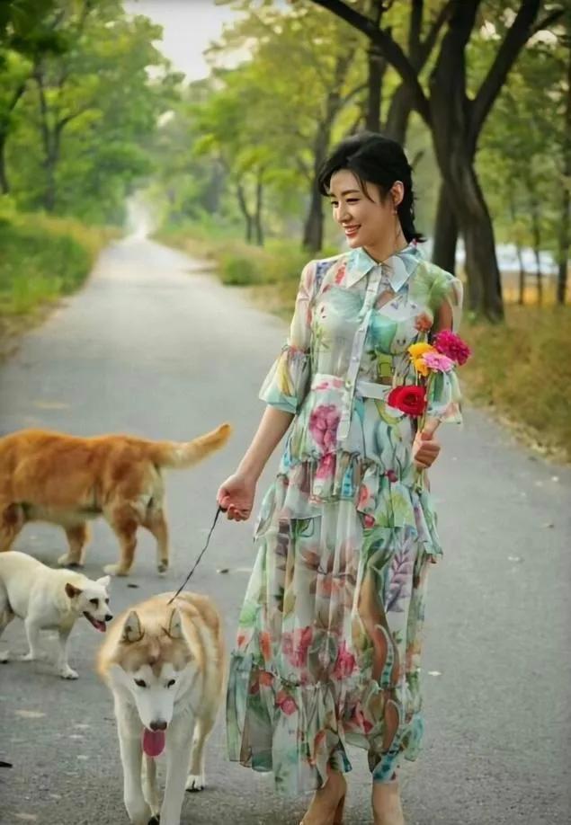 55-year-old Zhou Tao's daily life, walking the dog, taking pictures and ...