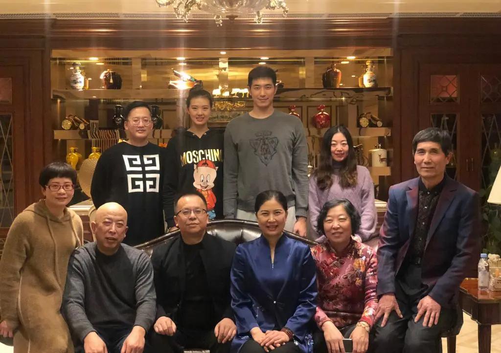 A group photo of 13 members of Zhang Changning's family was released ...