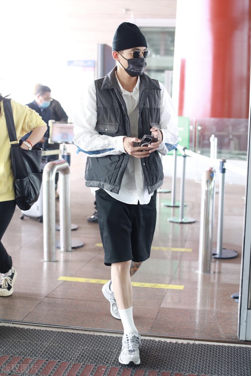 Ou Hao appeared at the airport - iNEWS