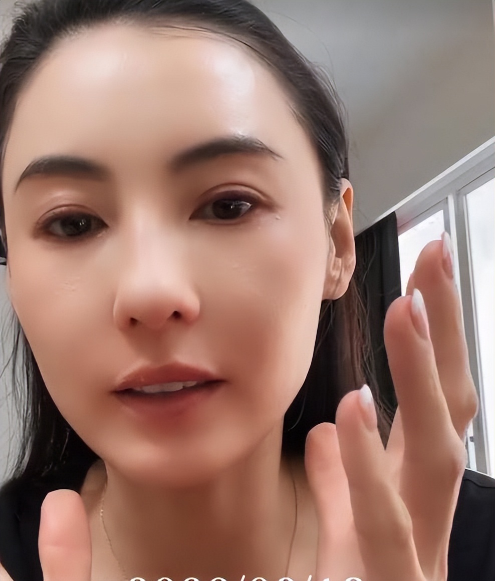 Cecilia Cheung measures Quintus' height, the handsome guy just woke up ...