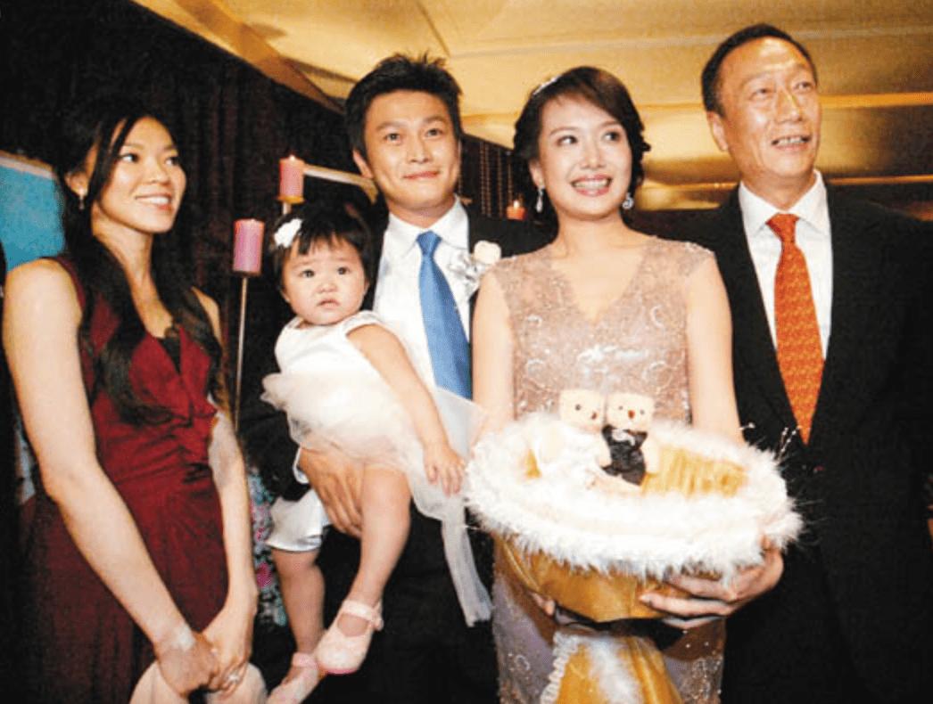 At the age of 34, she became the proprietress of Foxconn and fought for 4 children for 72-year ...