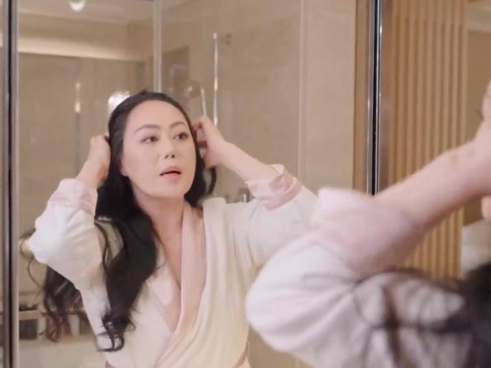 59-year-old Zhang Xiaohui lives in Shanghai. In recent photos, her hair ...