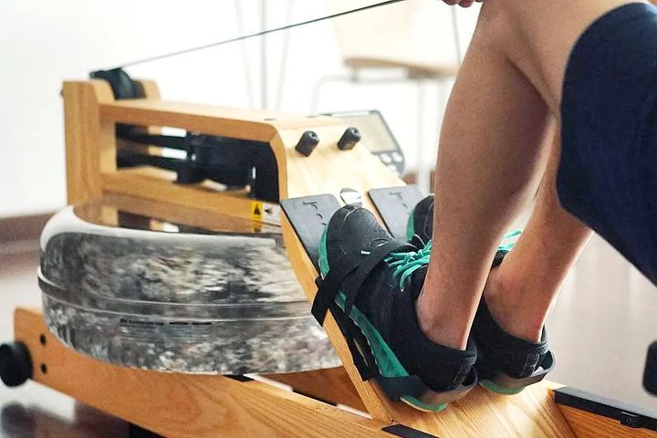 Small footprint, can be stored upright, high-efficiency water rowing ...