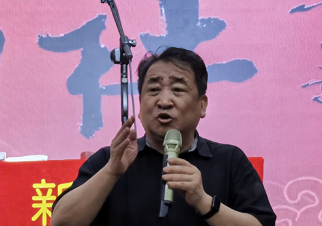 72-year-old Jiang Kun is old and strong, with less white hair, showing ...