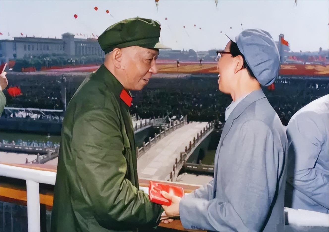 Precious photos of Jiang Qing's student days, she looks young and has ...