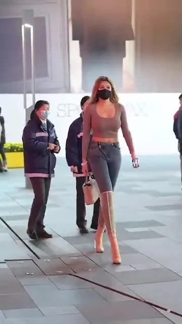 Is this woman 1.9 meters tall? - iNEWS