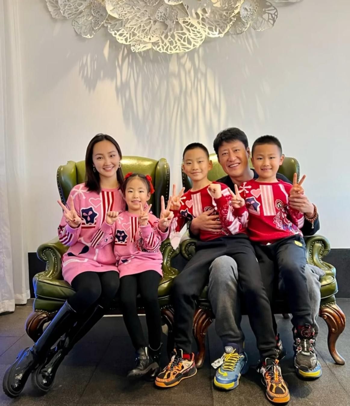 Yu Zhen posted a family portrait! The beautiful wife looks like a girl ...