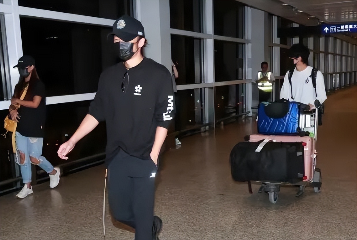 Nicholas Tse returns to Hong Kong with his 16-year-old eldest son ...