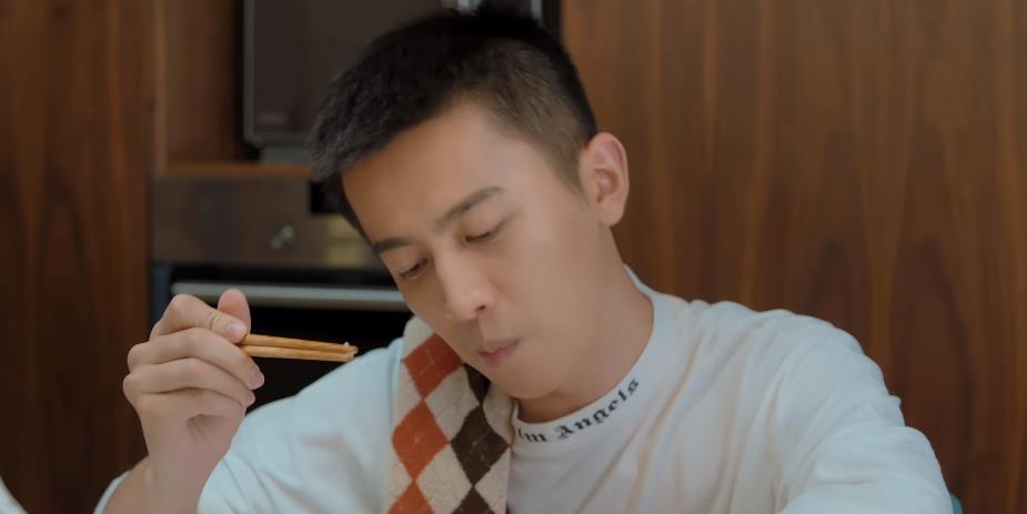 Sentence: Looking for Marathon to be the peacemaker, Qi Heng's head is ...